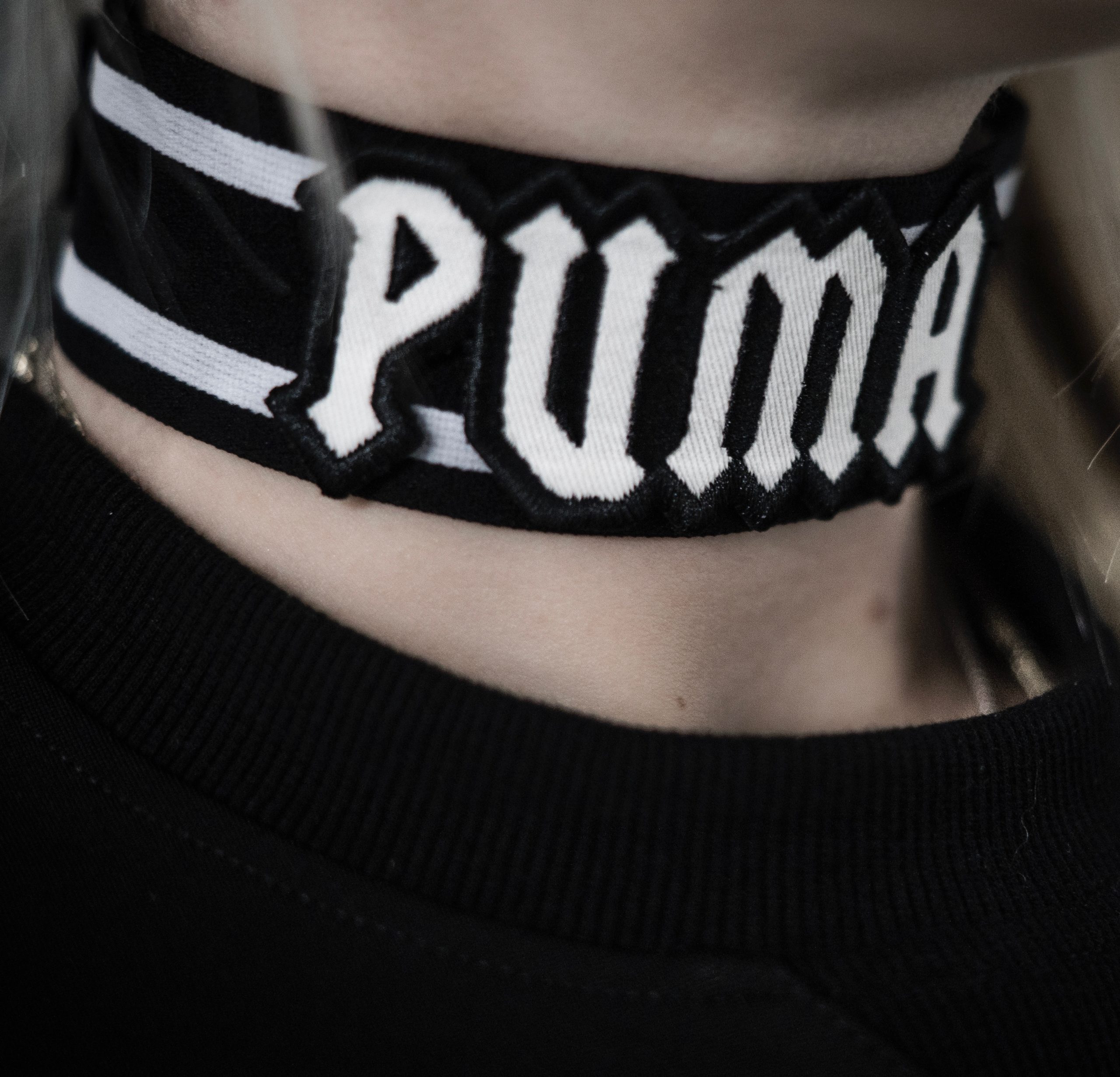 Bad girls wear black: Choker & Kleid